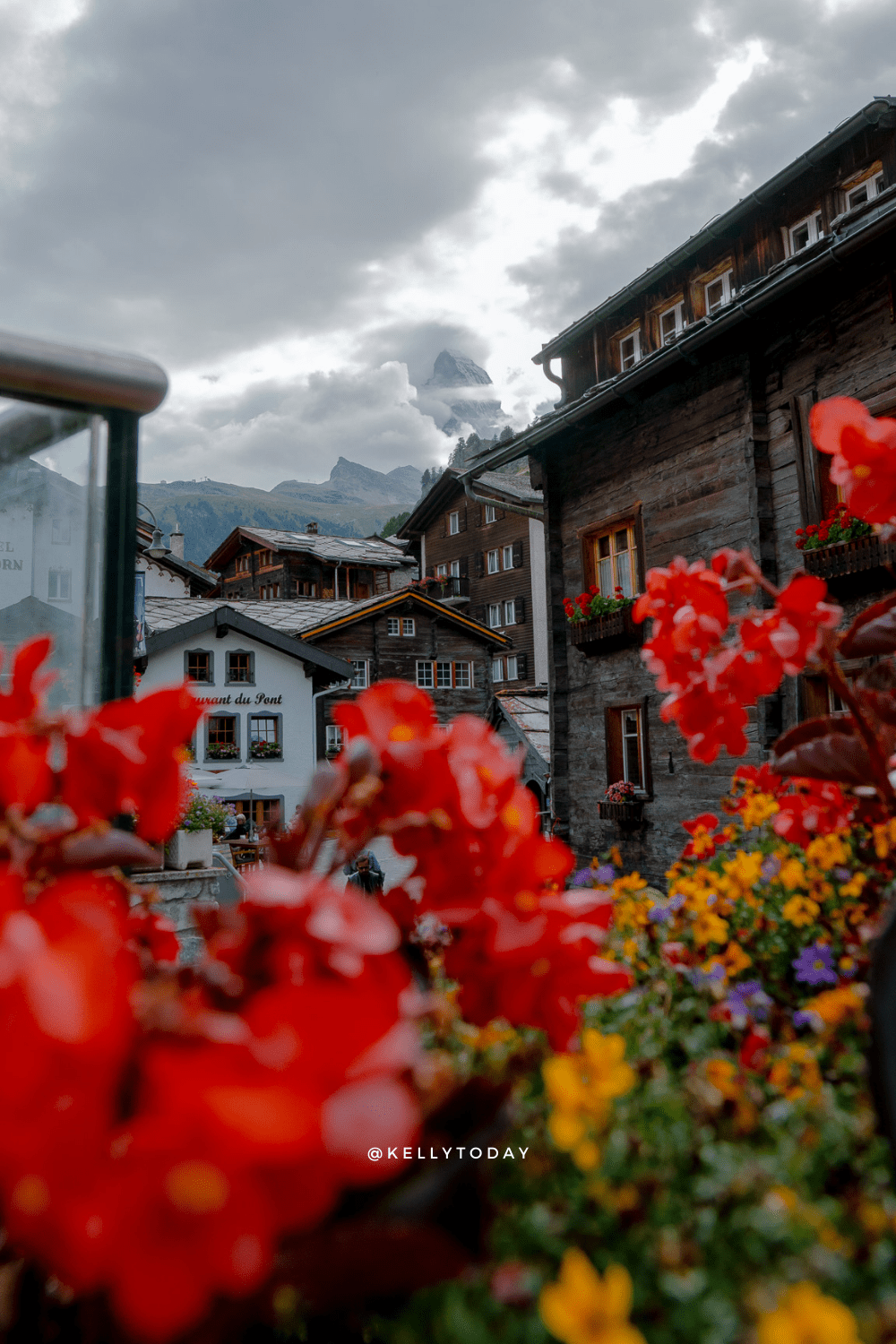 Ultimate Guide to Visiting Velaris in ACOTAR - City of Starlight